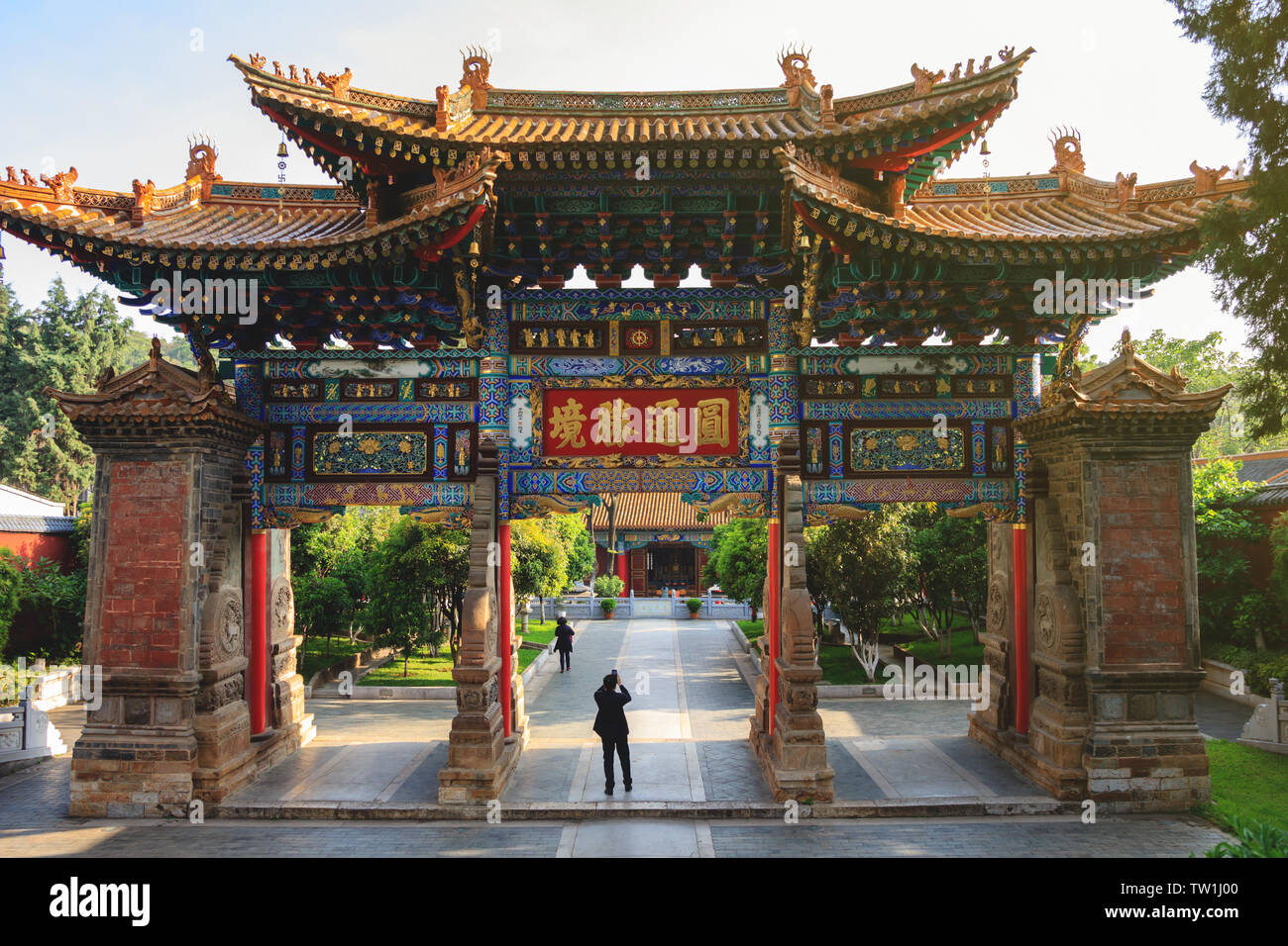 Beautiful gate in traditional Chinese Buddhist temple Stock Photo - Alamy
