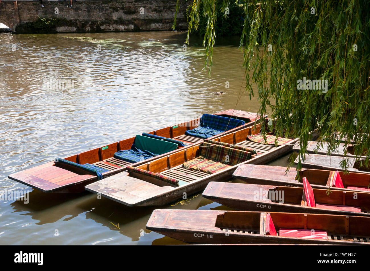 Cambridge England punt boats Stock Photo - Alamy