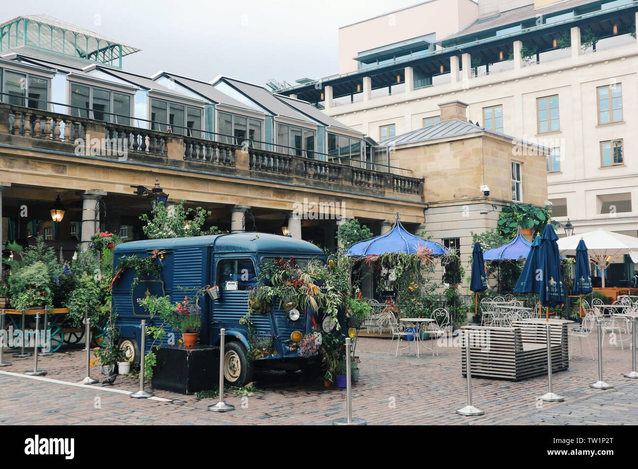 Car decorated with flowers hi-res stock photography and images - Alamy