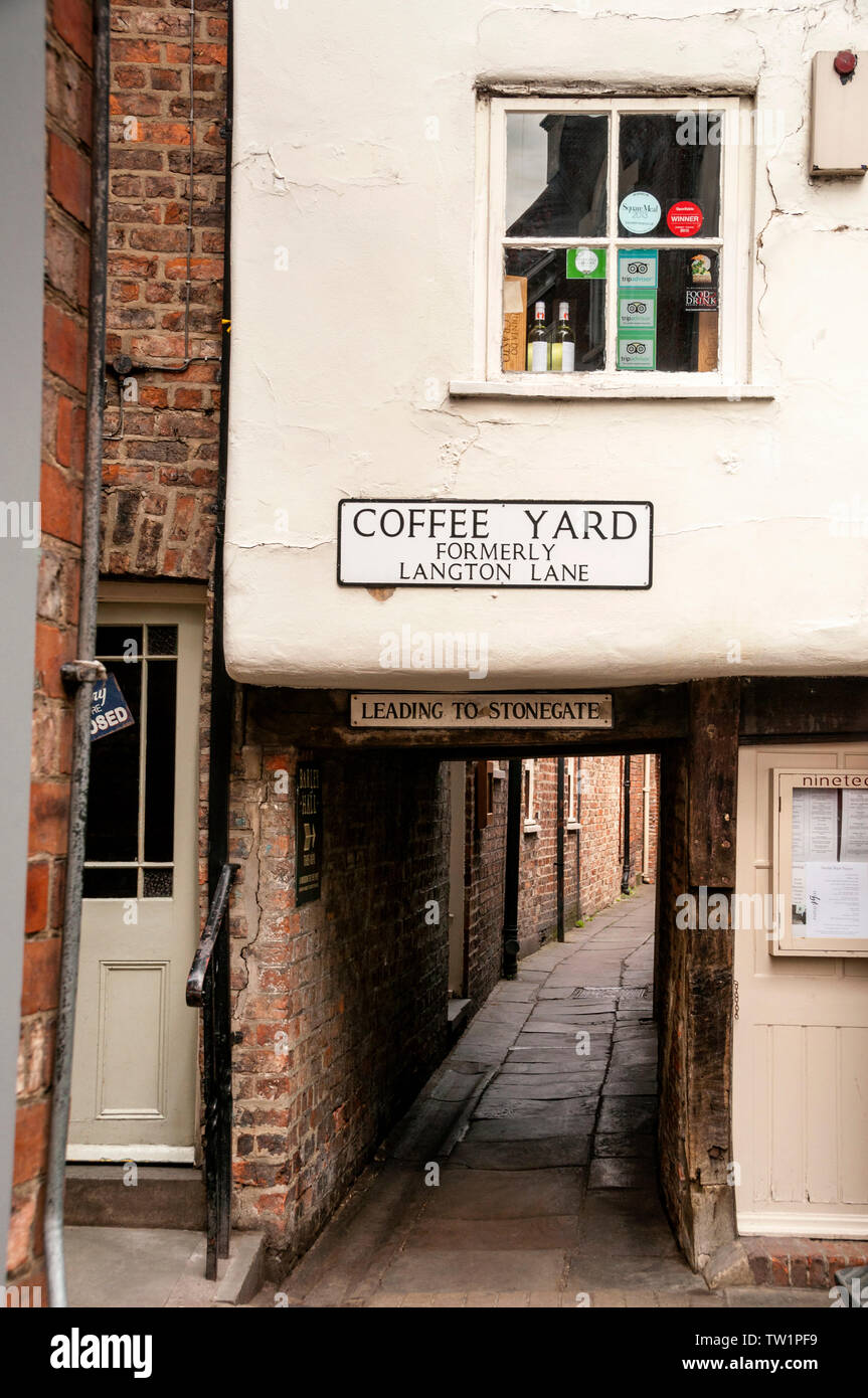 Ginnel between buildings hi-res stock photography and images - Alamy
