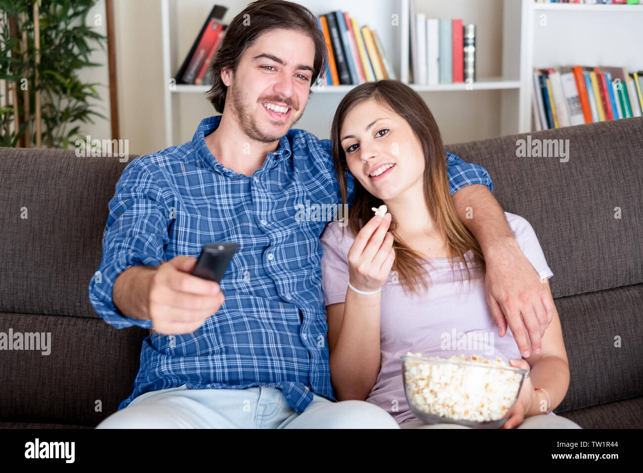 Watching netflix family hi-res stock photography and images - Alamy