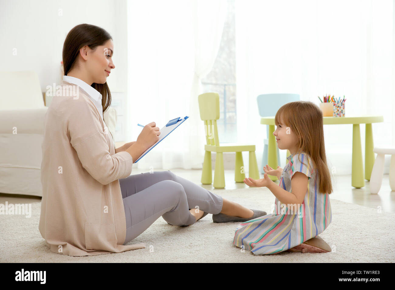 Young child psychologist working with little girl Stock Photo - Alamy