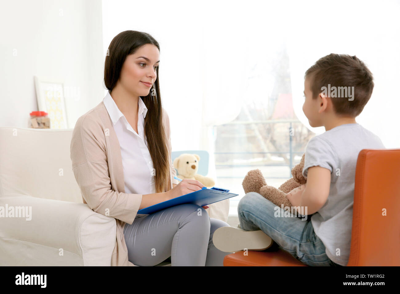 Young child psychologist working with little boy Stock Photo - Alamy