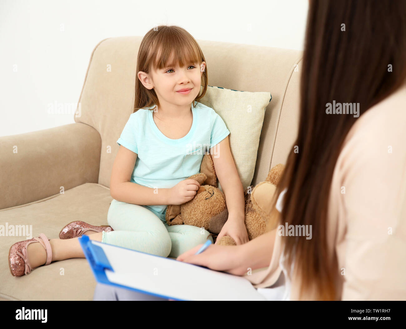 Young child psychologist working with little girl Stock Photo - Alamy