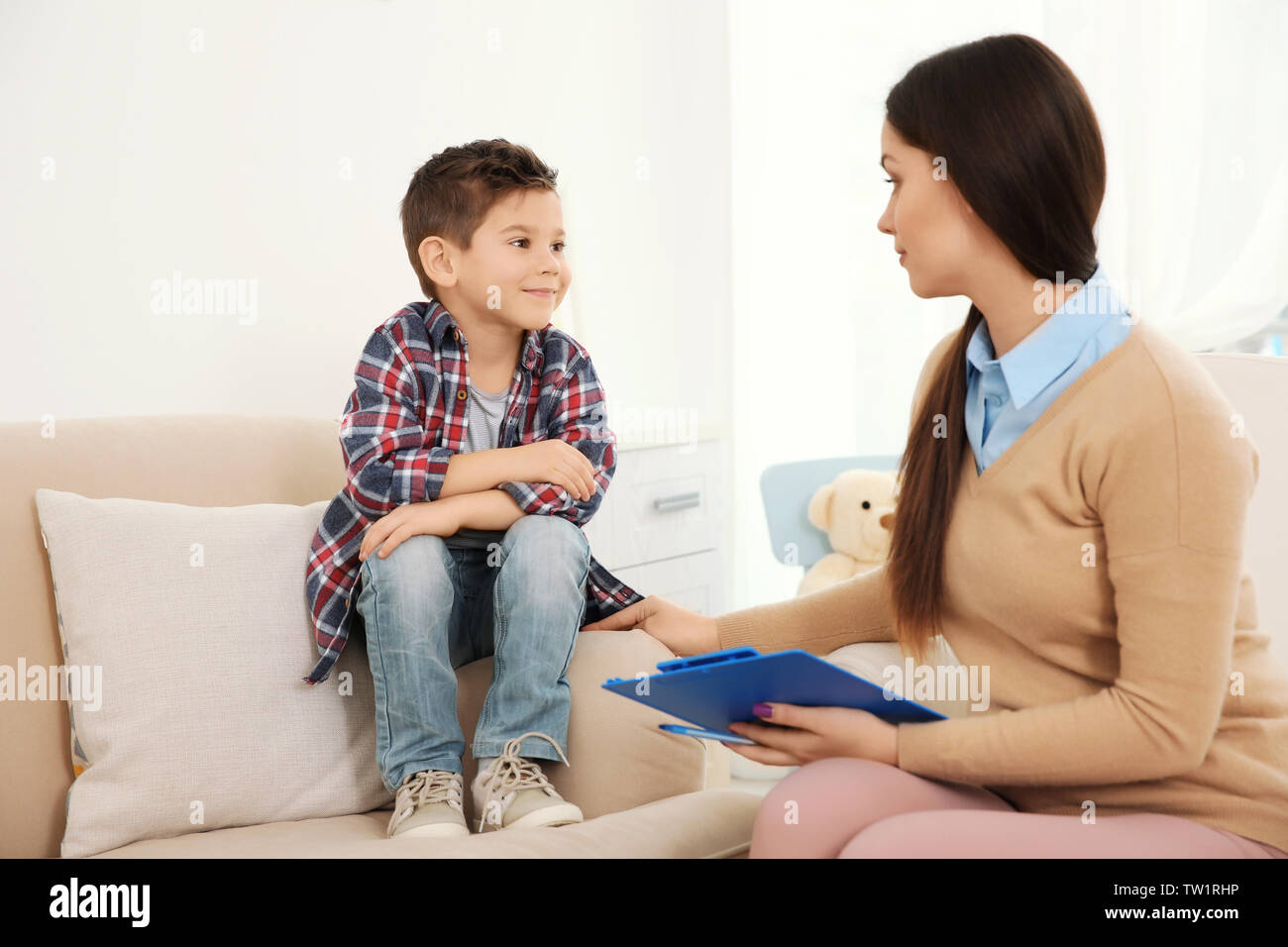 Young child psychologist working with little boy Stock Photo - Alamy