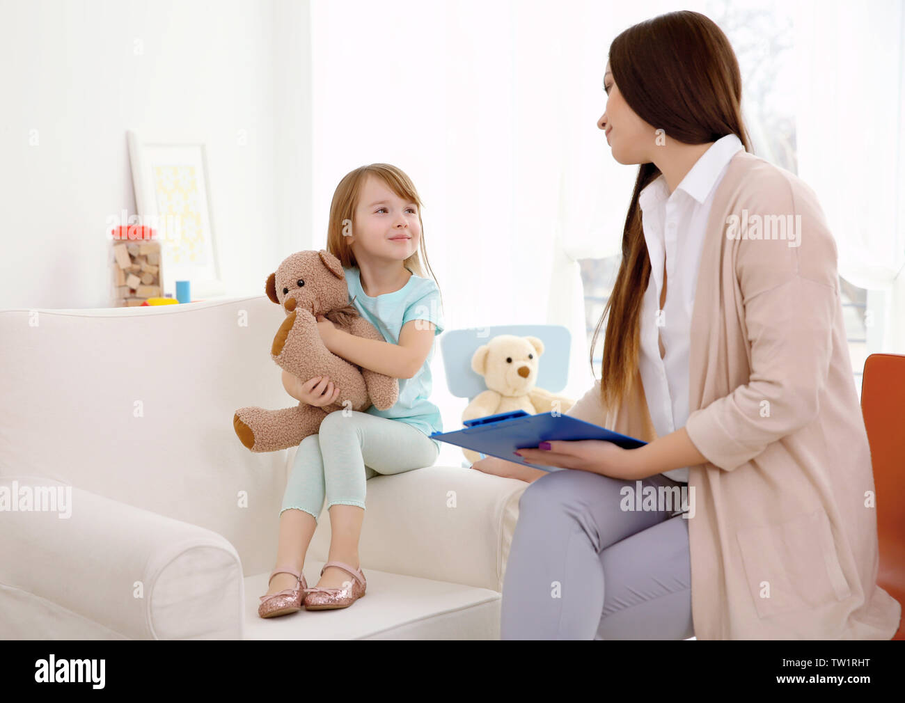 Young child psychologist working with little girl Stock Photo - Alamy