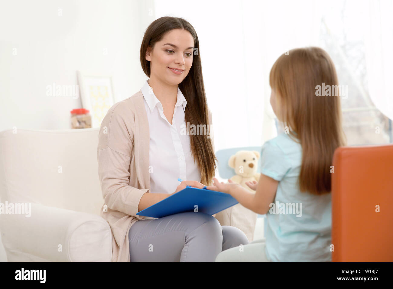 Young child psychologist working with little girl Stock Photo - Alamy