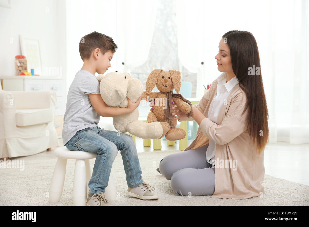 Young child psychologist working with little boy Stock Photo - Alamy