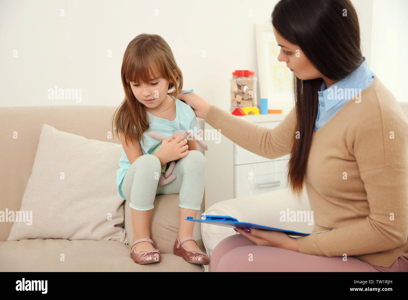 Young child psychologist working with little girl Stock Photo - Alamy