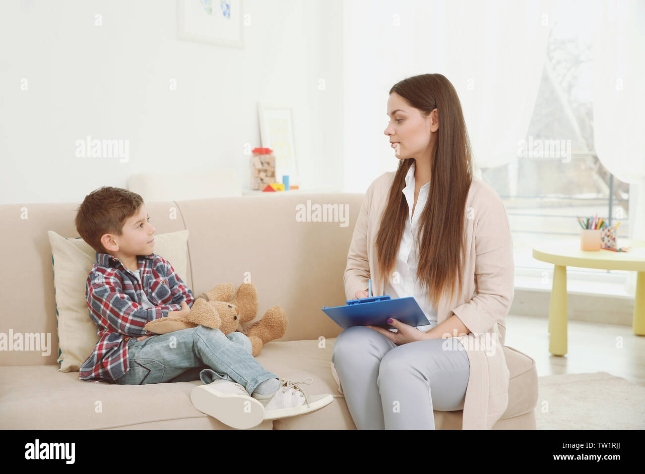 Young child psychologist working with little boy Stock Photo - Alamy