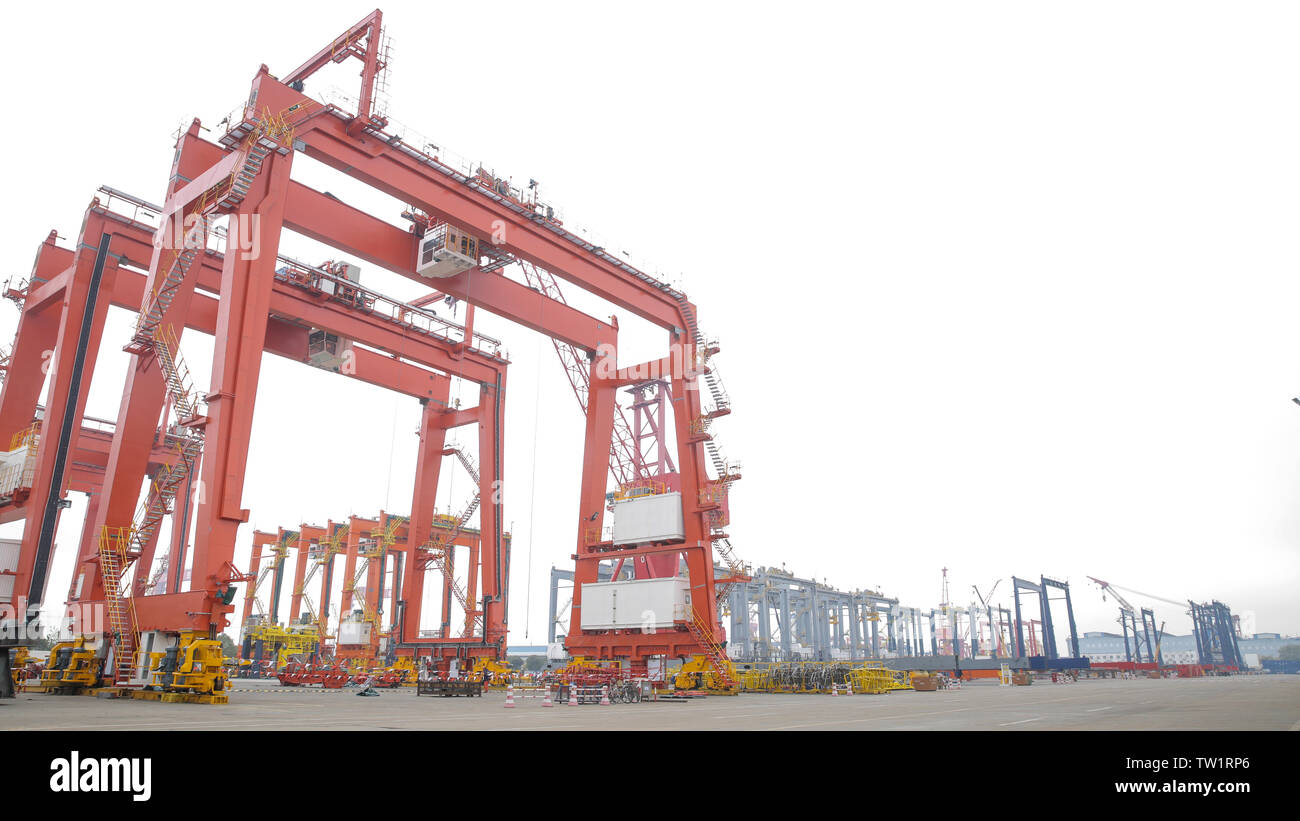 Dragon gate crane track crane Stock Photo - Alamy