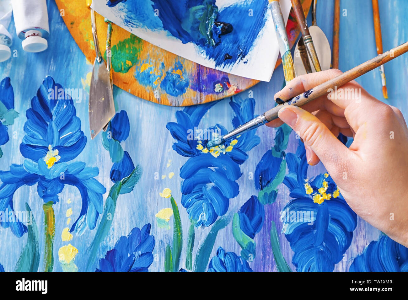 Hand holding knife painting hi-res stock photography and images - Alamy