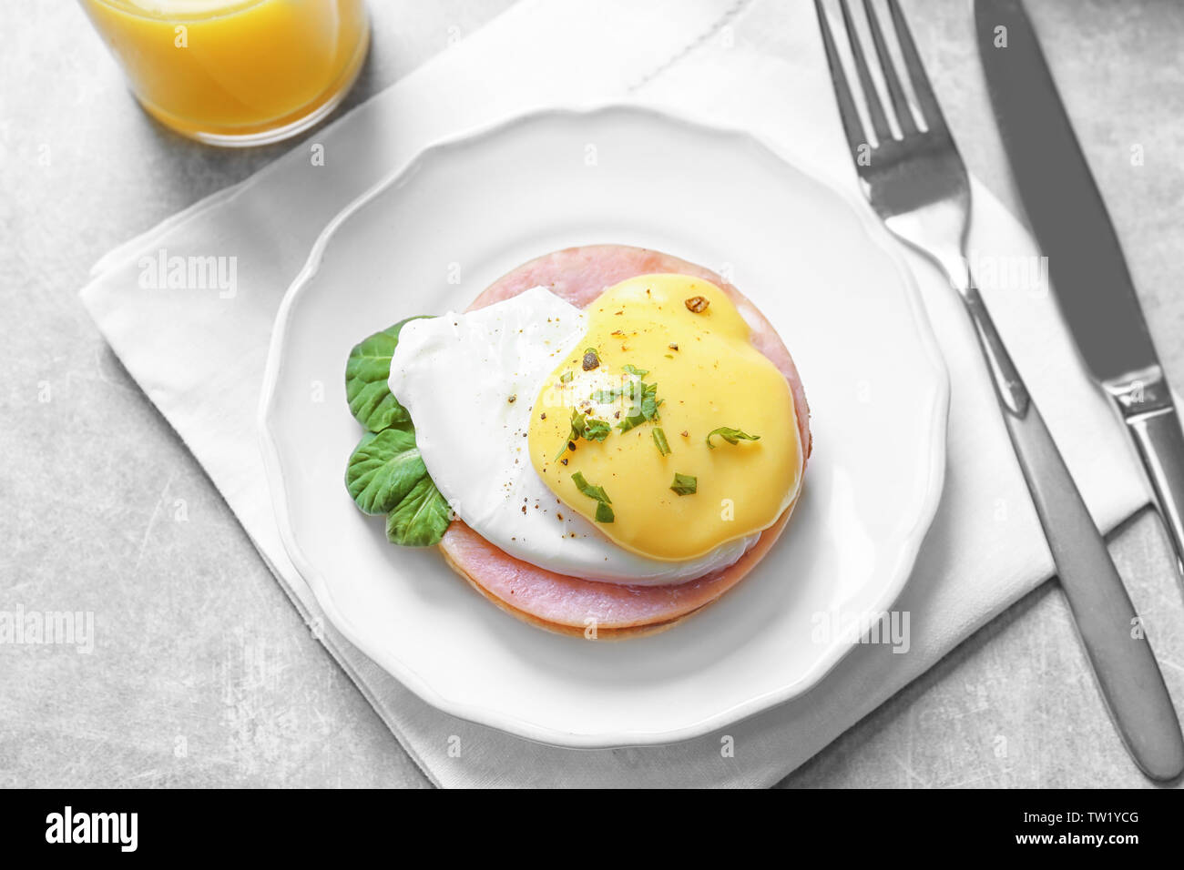 Egg benedict on plate hi-res stock photography and images - Alamy