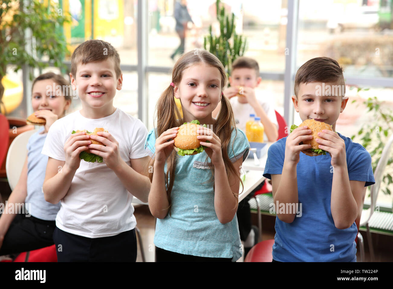 Children eating hamburgers in school cafeteria Stock Photo - Alamy