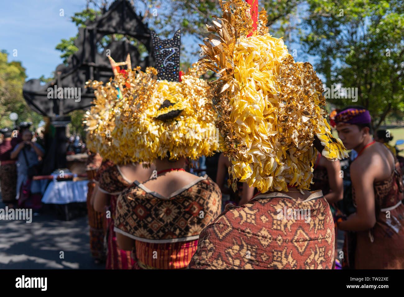 Young Balinese women wearing traditional Balinese headdress and ...