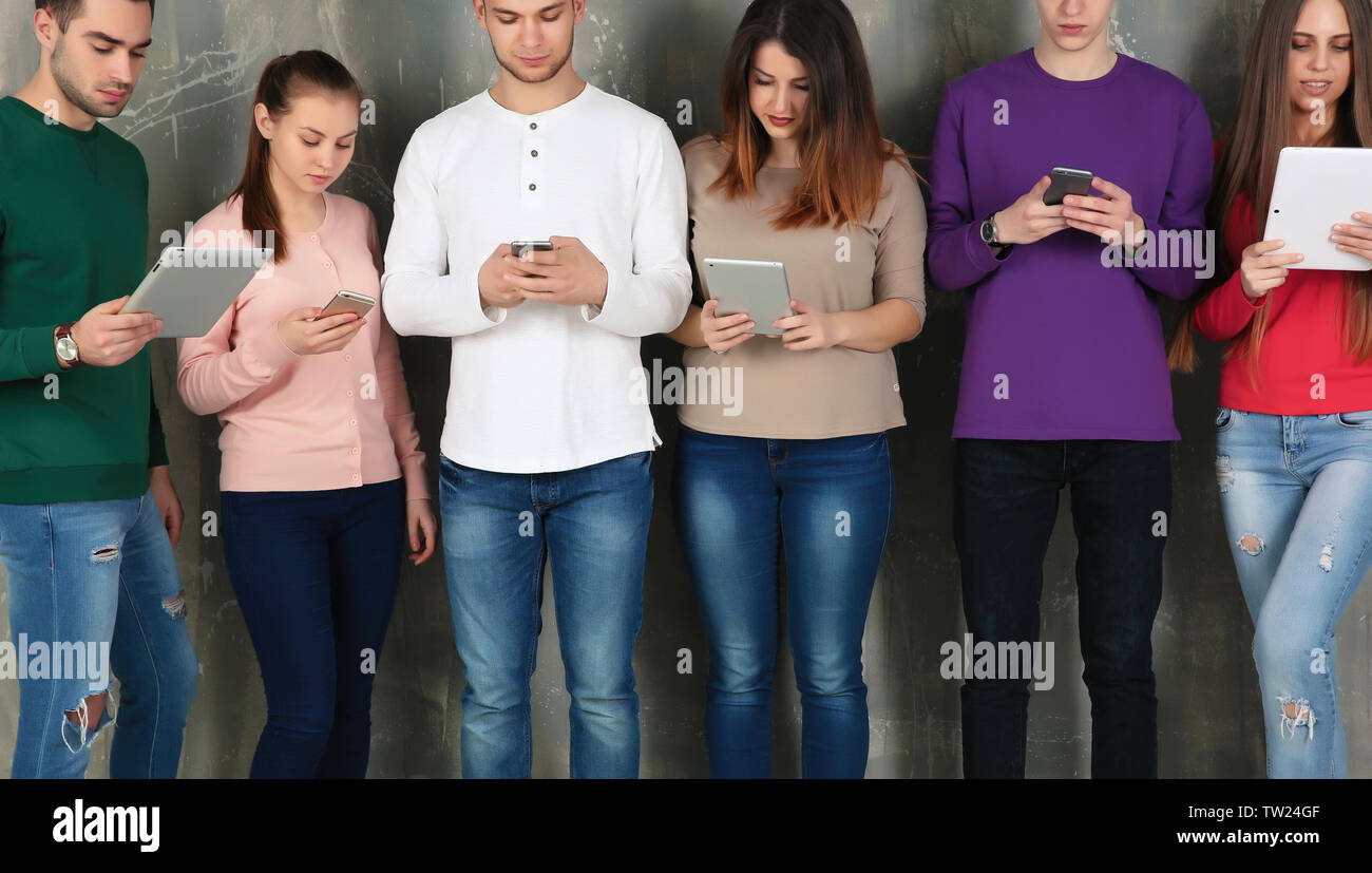 People using digital devices hi-res stock photography and images - Alamy