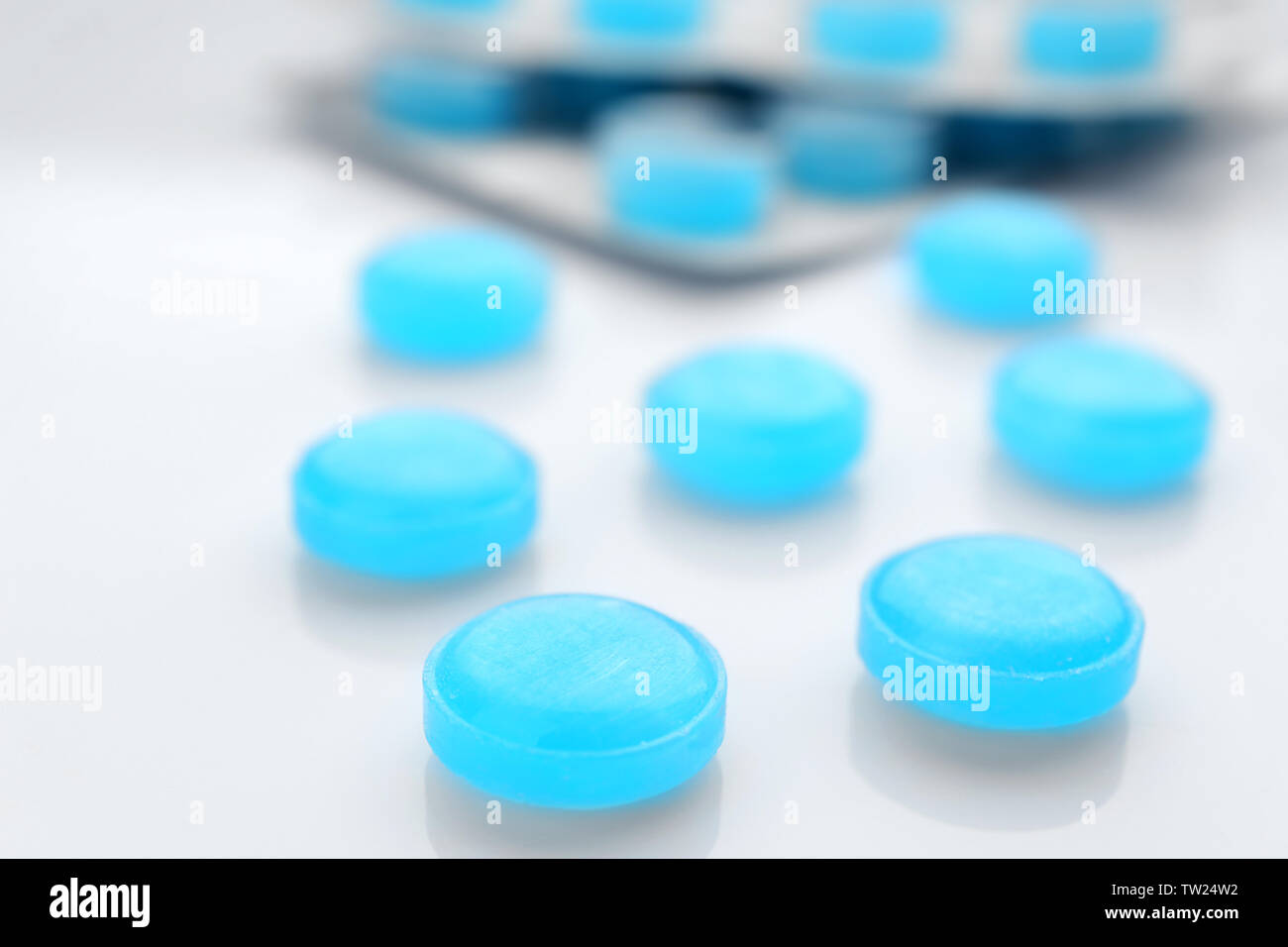 Lozenges blue white hi-res stock photography and images - Alamy