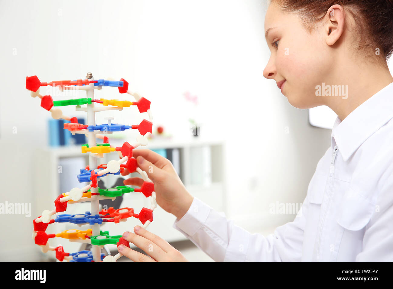 Studying children research lab hi-res stock photography and images - Alamy