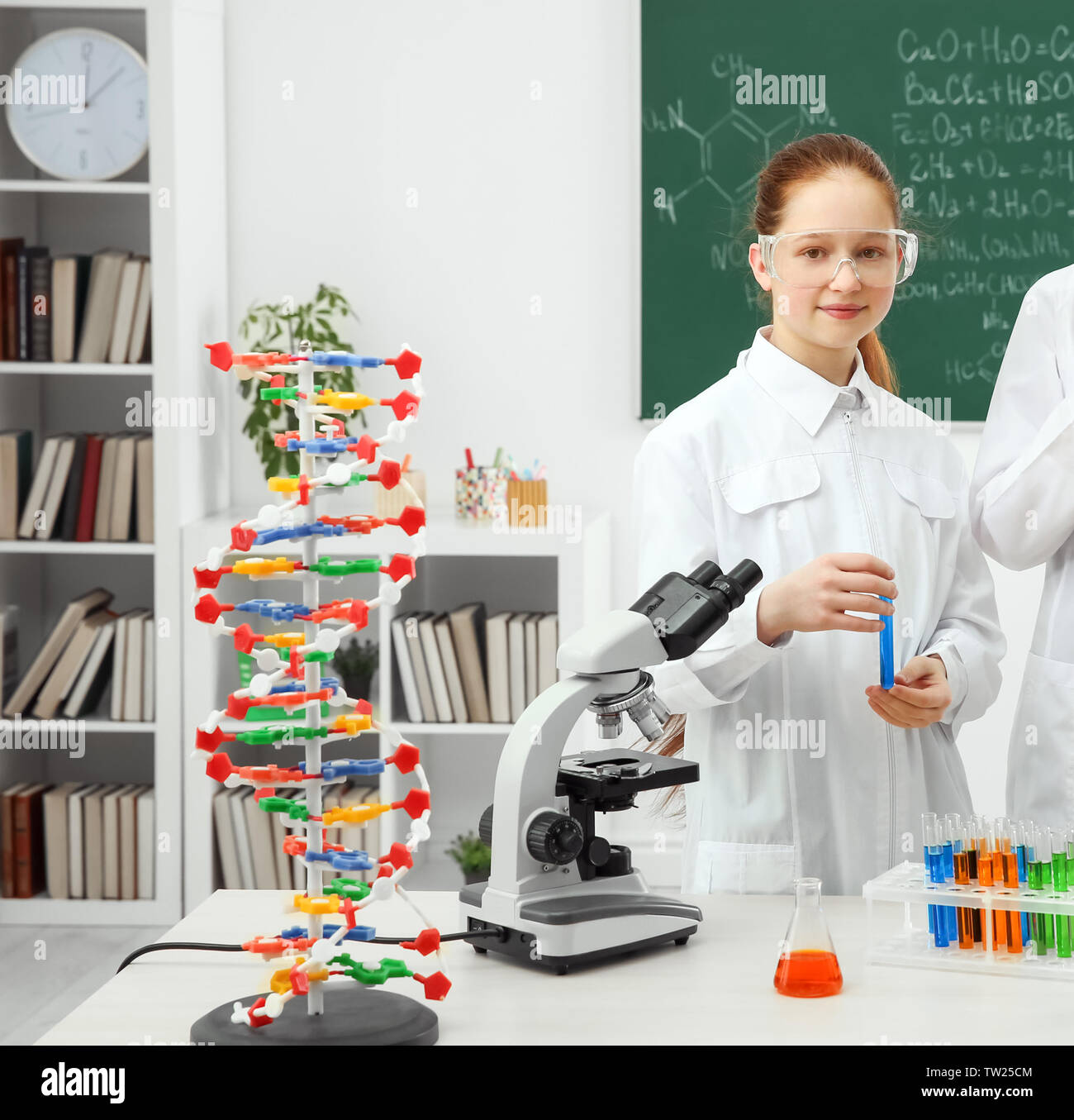 School science lab girls hi-res stock photography and images - Alamy