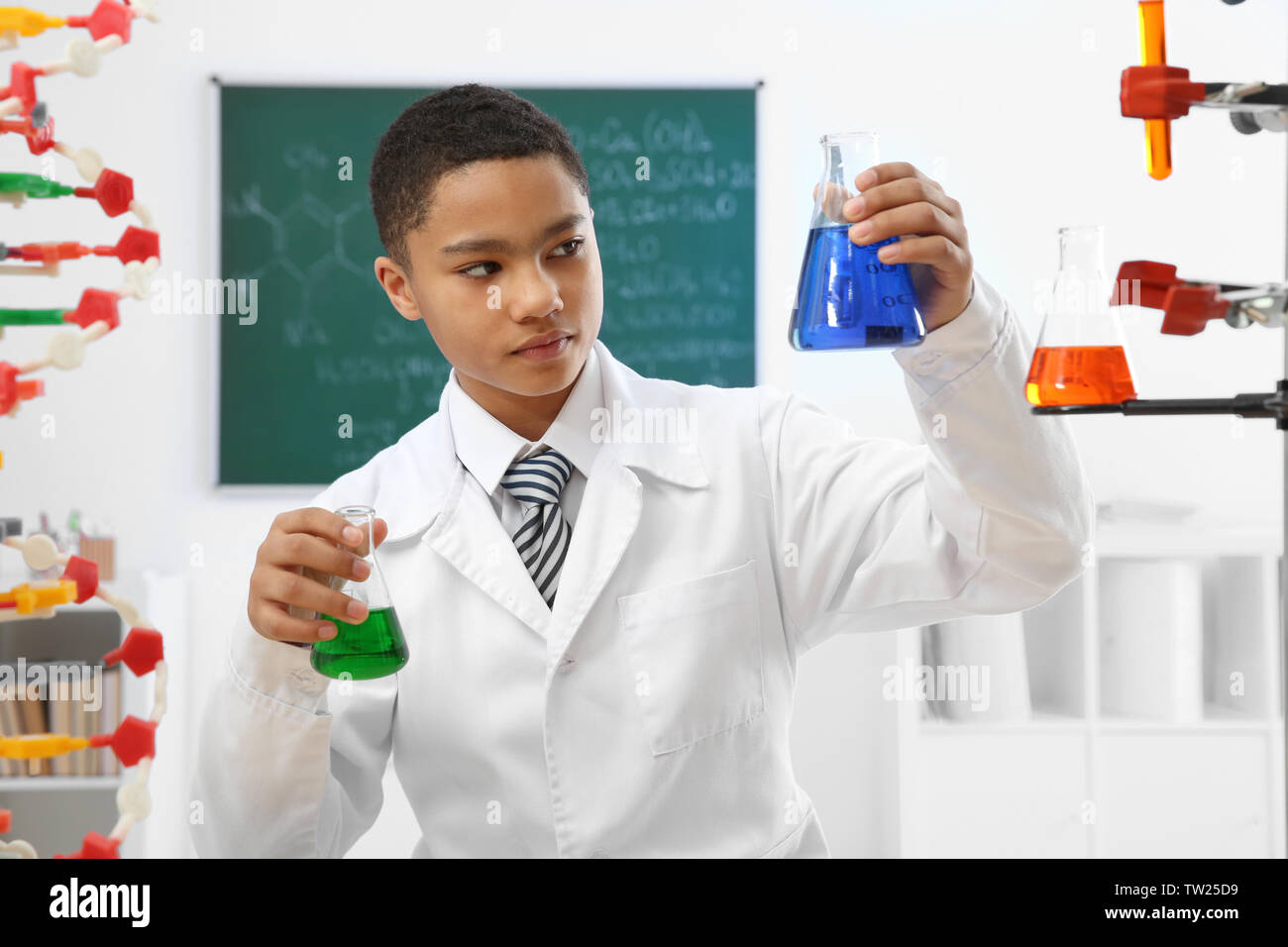 Making experiment hi-res stock photography and images - Alamy