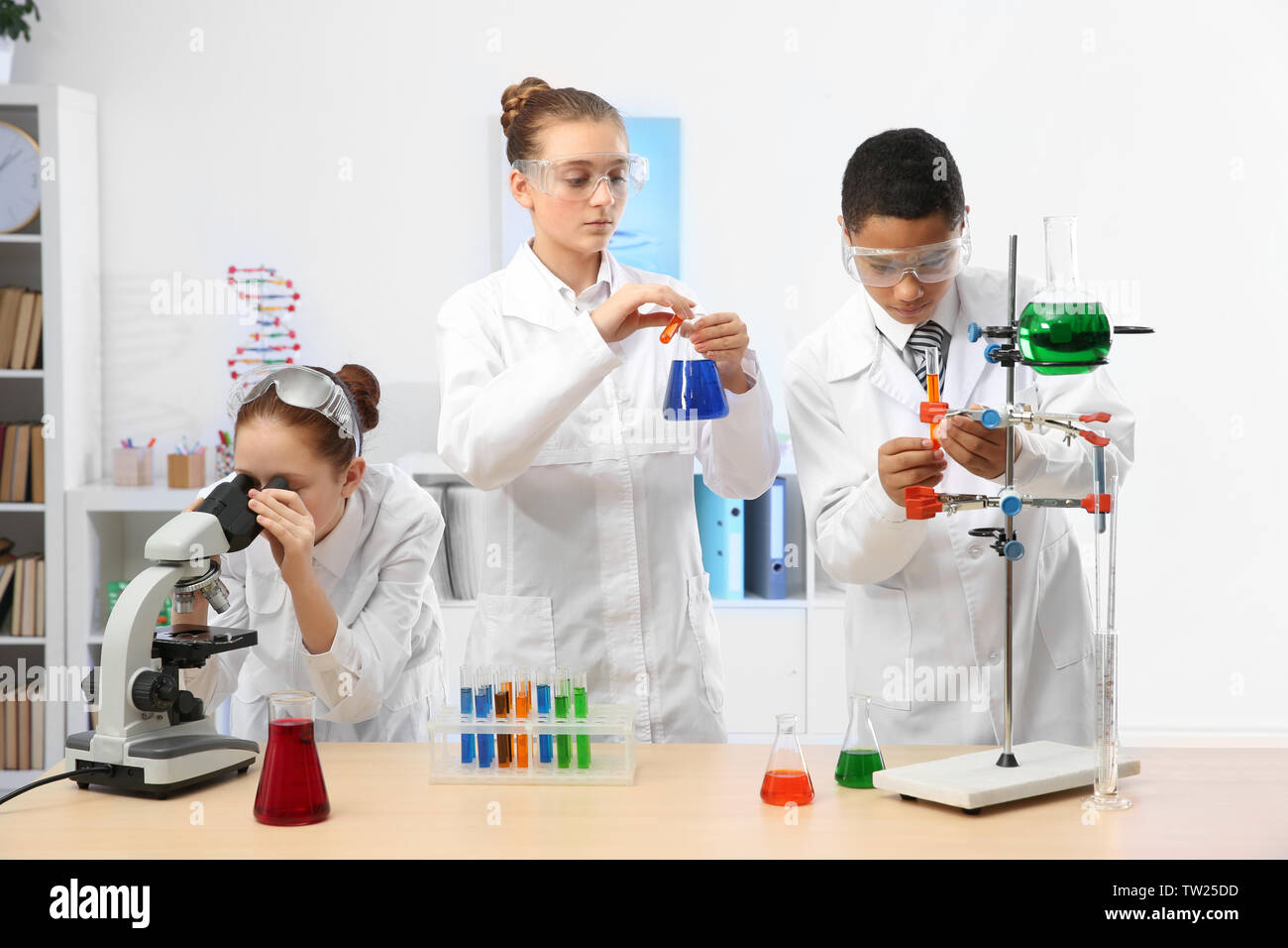 Pupils experiment hi-res stock photography and images - Alamy