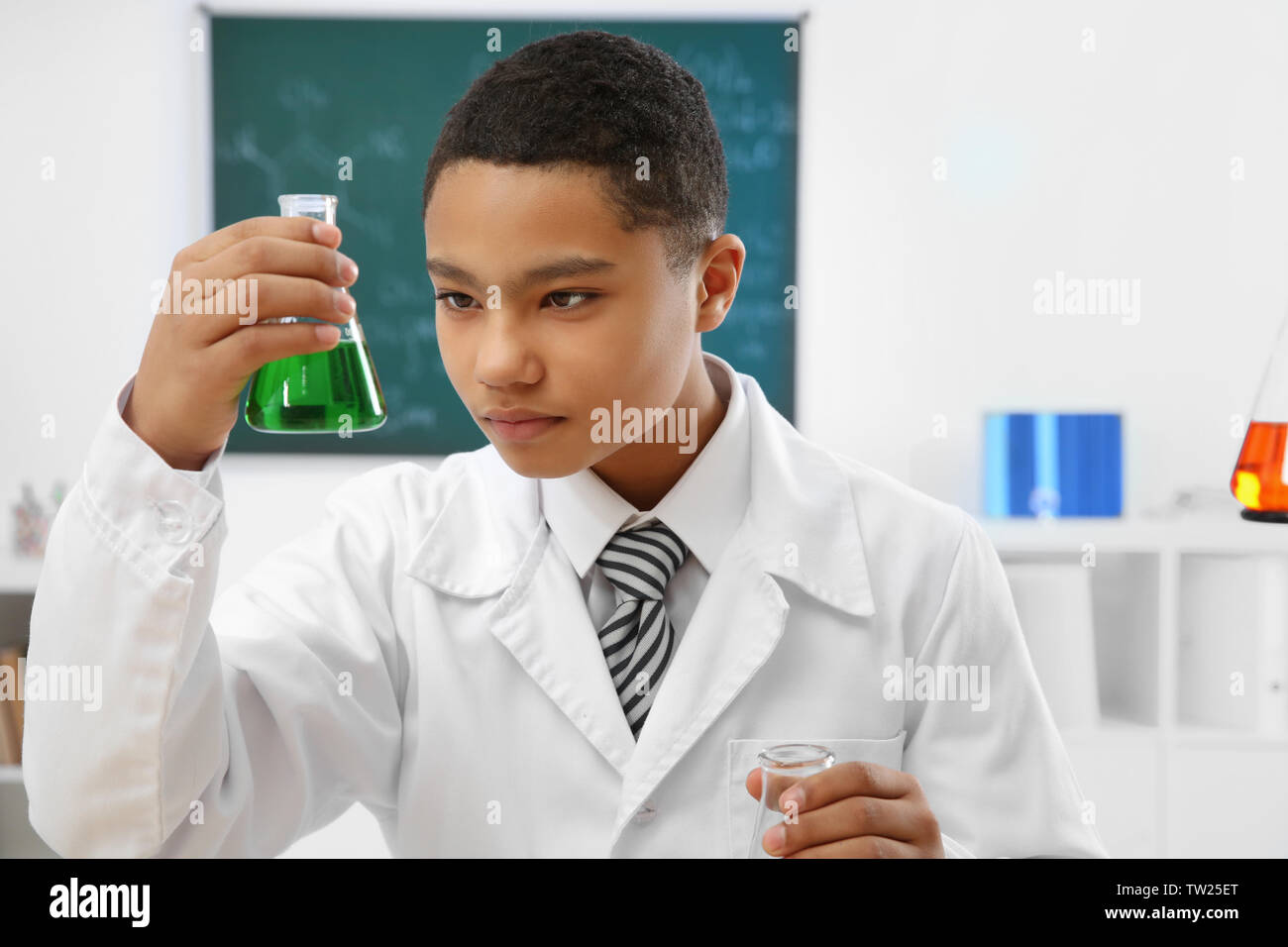 Making experiment hi-res stock photography and images - Alamy
