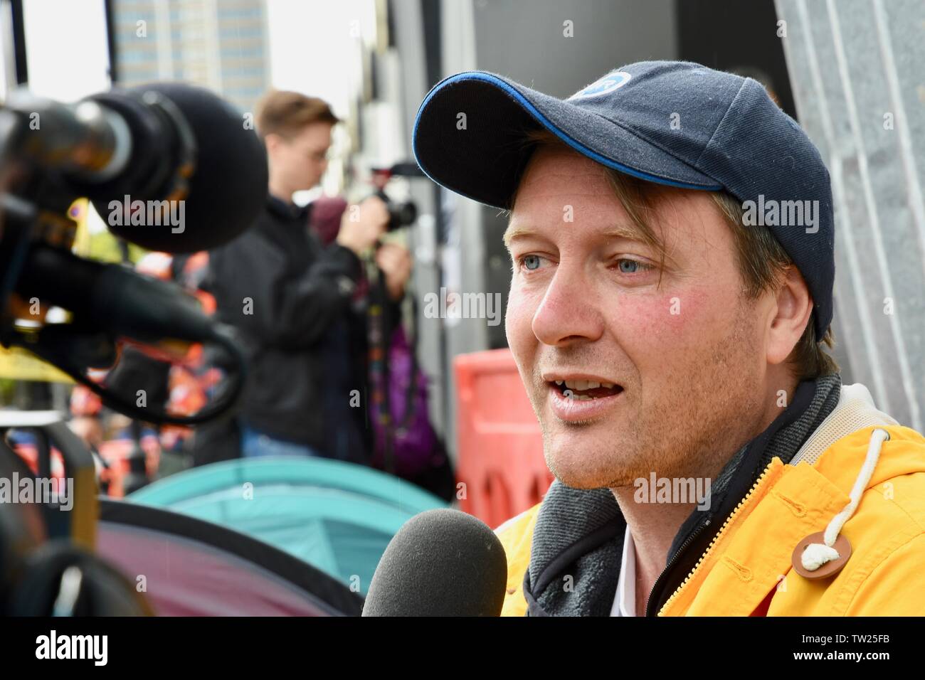 Media outside iranian embassy hi-res stock photography and images - Alamy