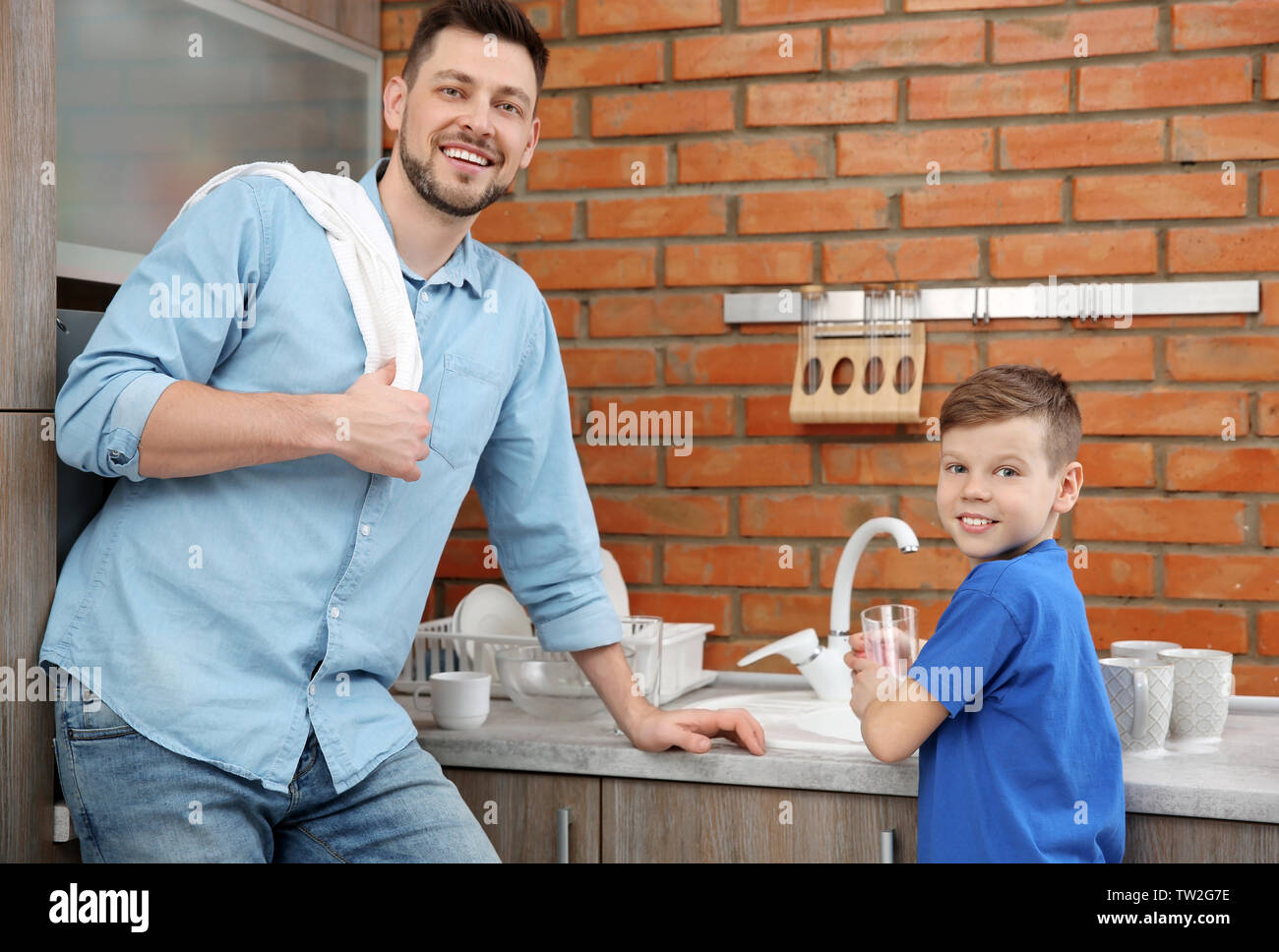 Man doing the washing up hi-res stock photography and images - Alamy