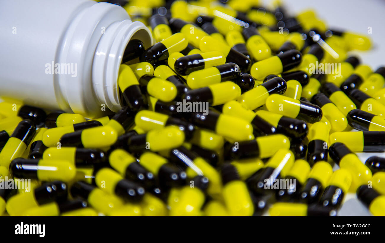 Pills falling out bottle hi-res stock photography and images - Alamy