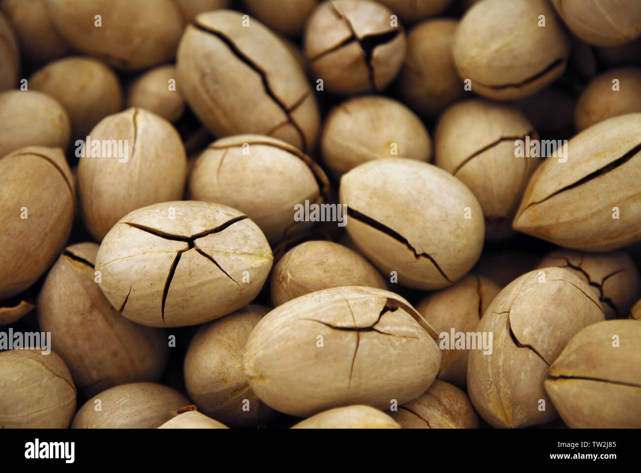 Food background of pecan nuts pile in cracked shell, selective focus ...