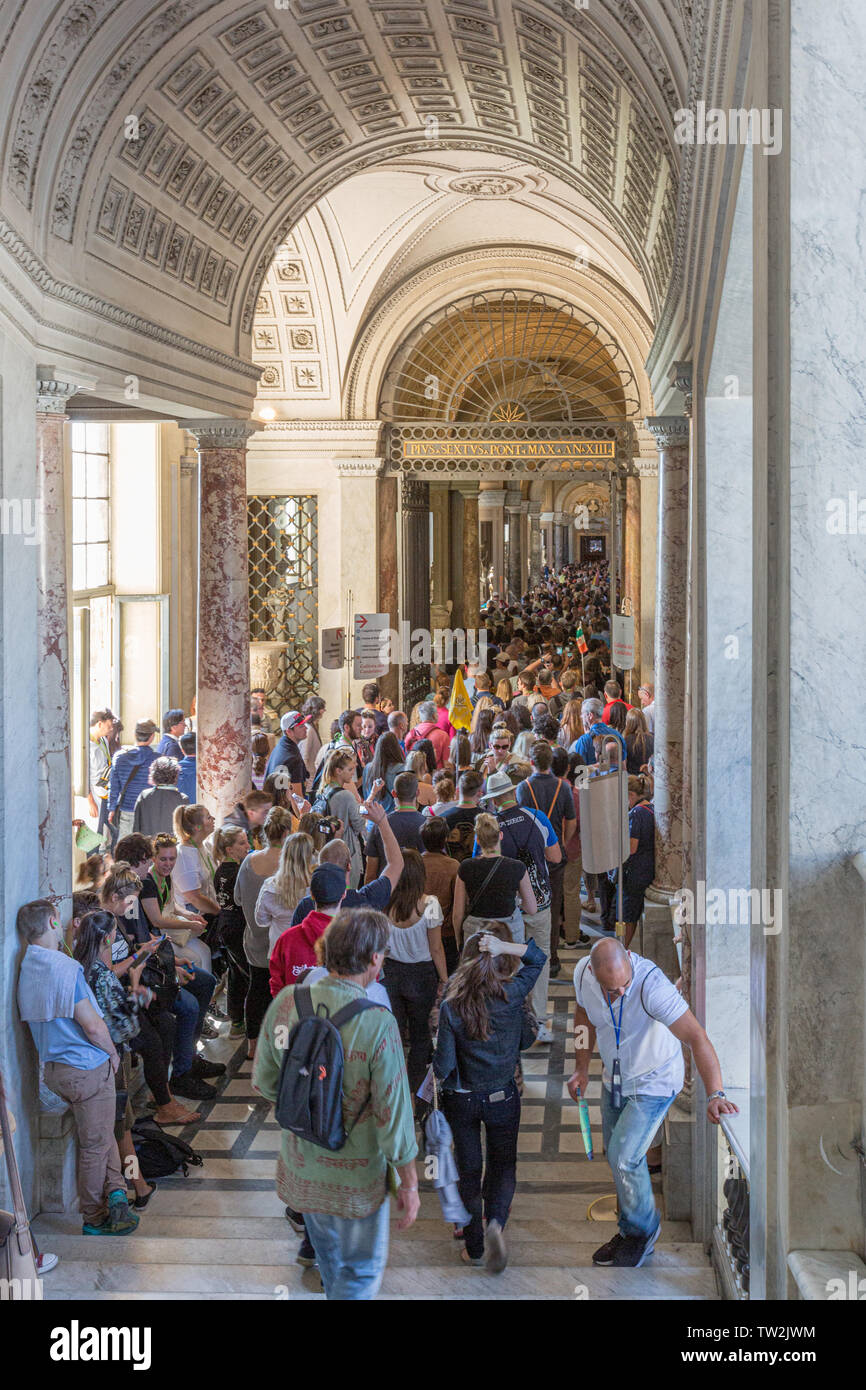 Crowds of tourists at the Vatican Stock Photo - Alamy