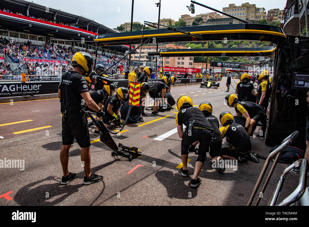 Monte Carlo/Monaco - 25/02/2019 - Renault mechanics ready for a ...