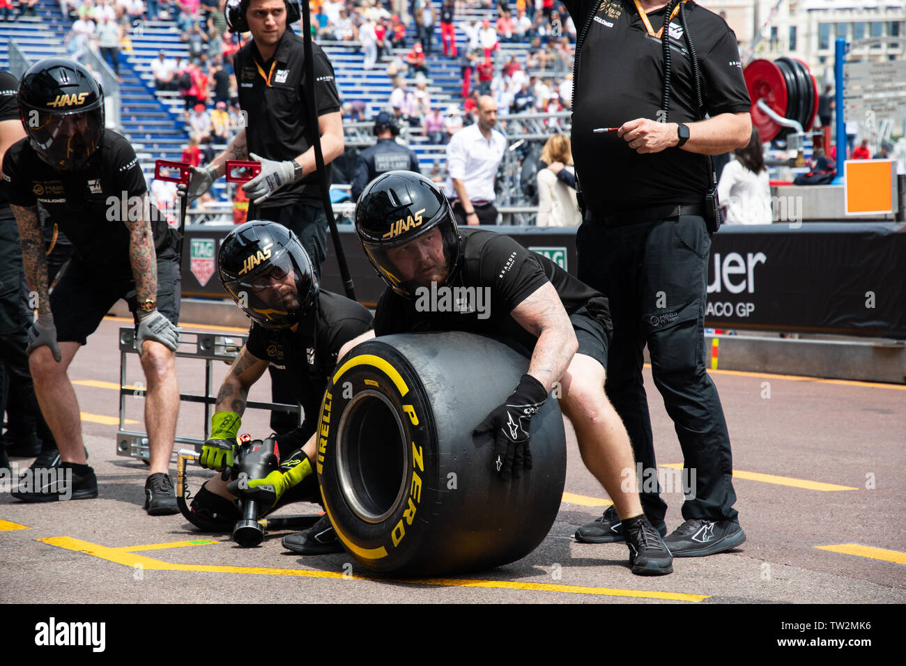 Team make a pit stop hi-res stock photography and images - Alamy