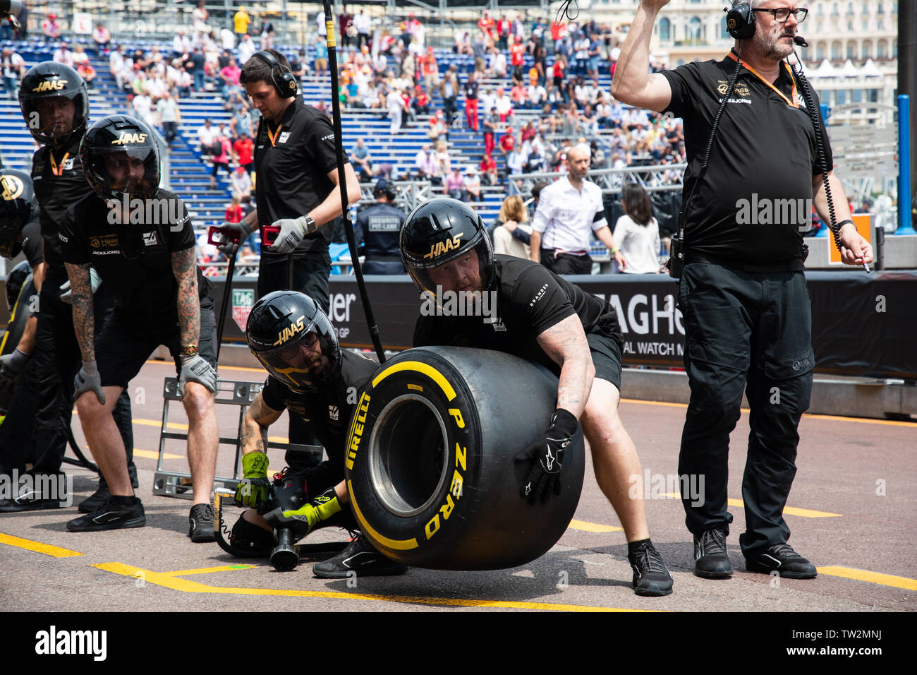 Monte Carlo/Monaco - 25/02/2019 - HAAS f1 team mechanics ready for a ...