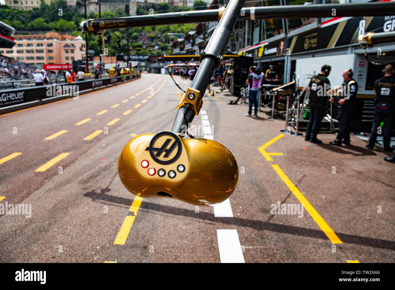 Monte Carlo/Monaco - 25/02/2019 -The Haas pit stop signaling system ...
