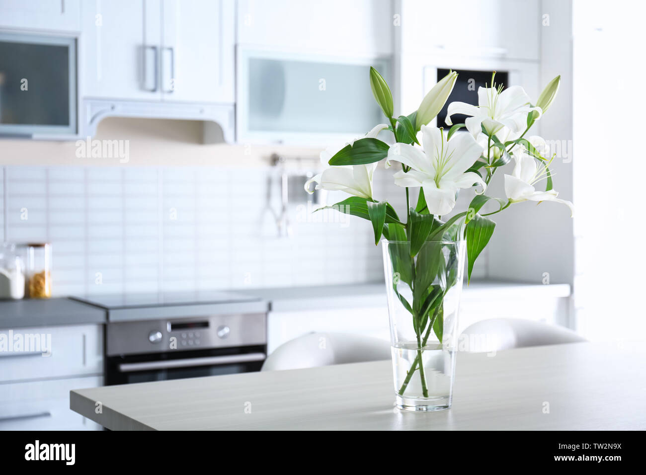 Kitchen lily flowers vase hi-res stock photography and images - Alamy