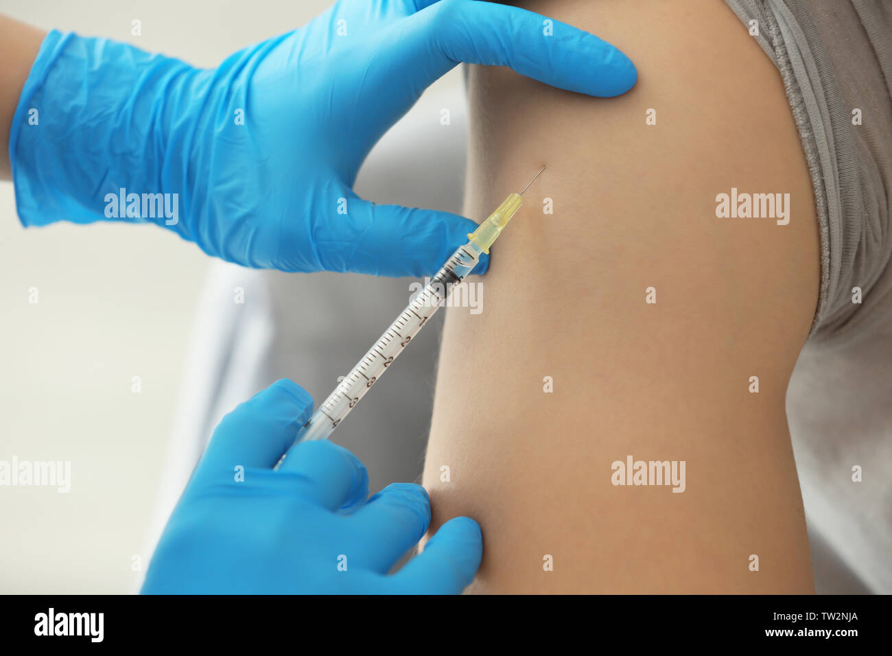 Patient receiving injection from doctor hi-res stock photography and ...
