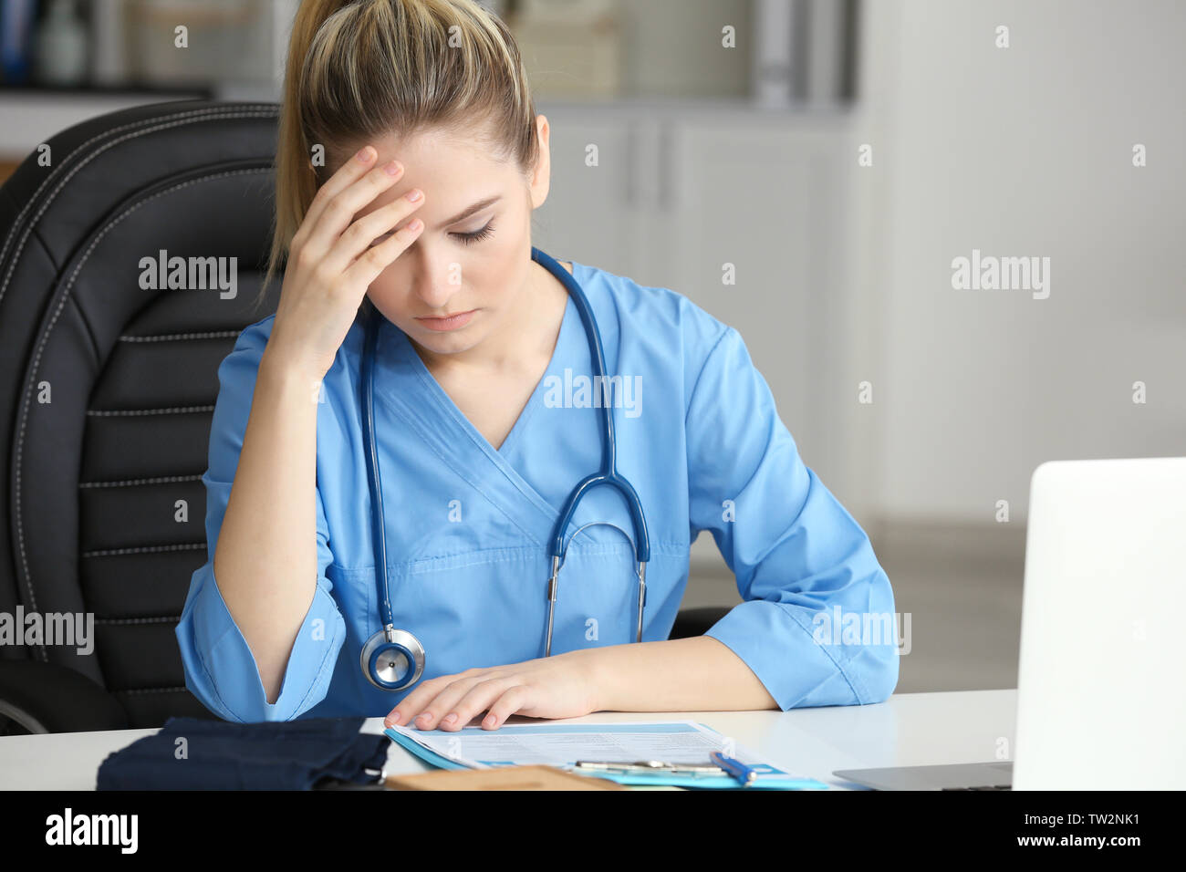 Paramedic assistant hi-res stock photography and images - Alamy