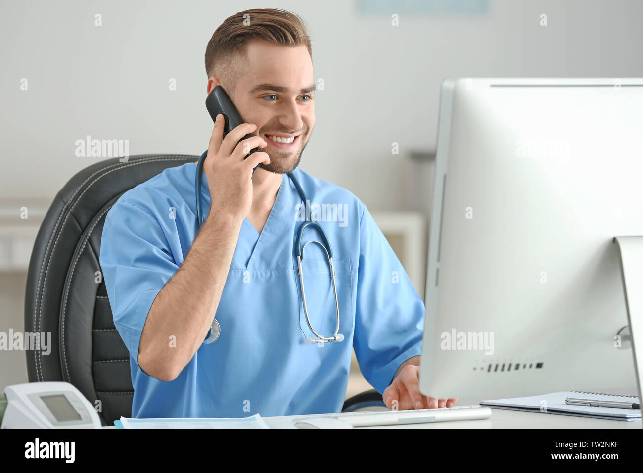 Telephone consultation nurse hi-res stock photography and images - Alamy
