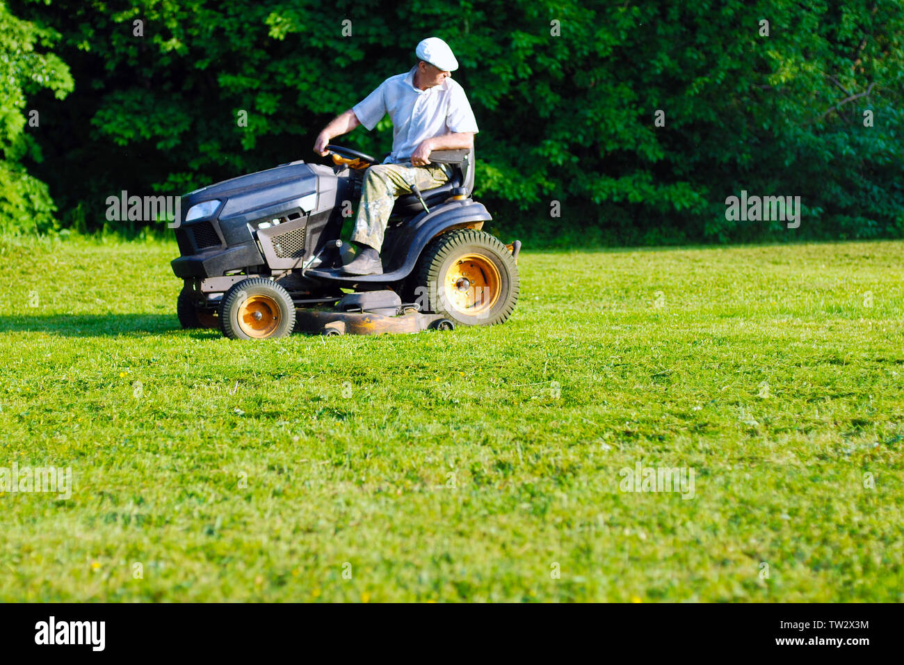 Riding lawn mower hi-res stock photography and images - Alamy