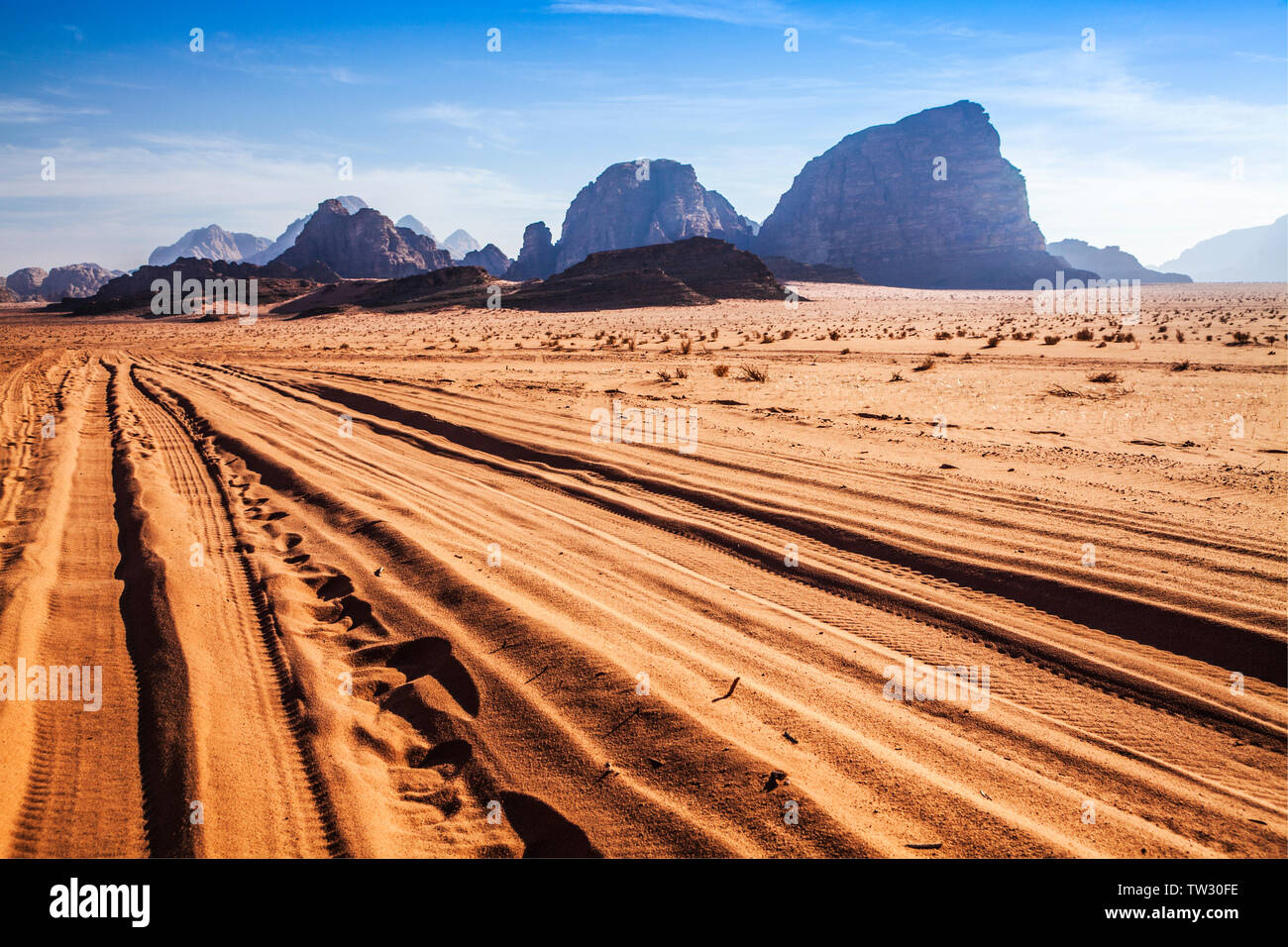 The dramatic mountainous landscape of the Jordanian desert at Wadi Rum ...