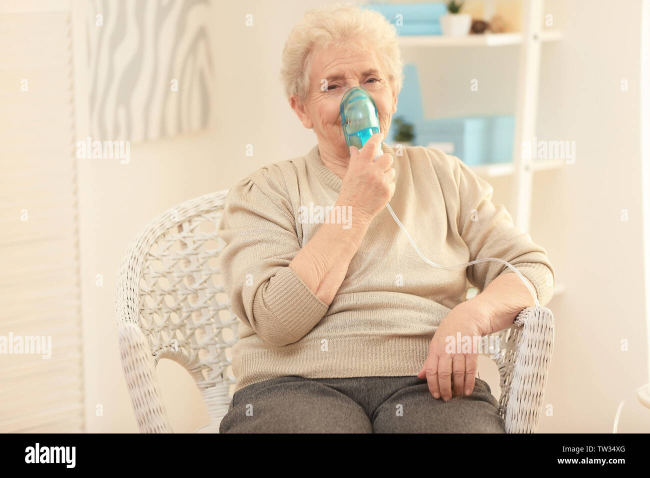 Asthma treatment elderly person hi-res stock photography and images - Alamy