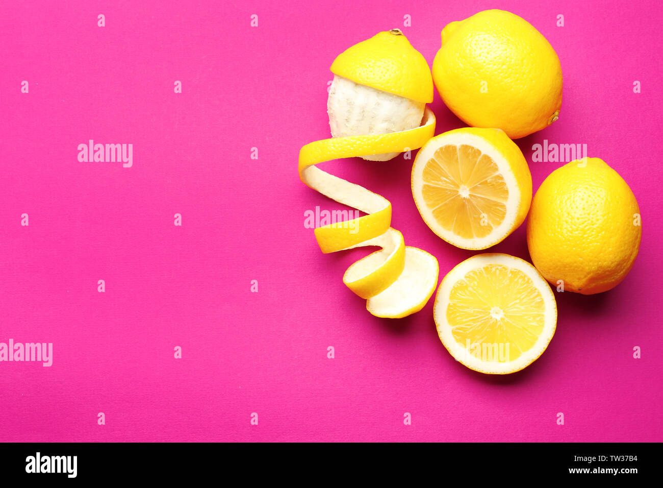 Delicious sliced and peeled lemons on color background Stock Photo - Alamy