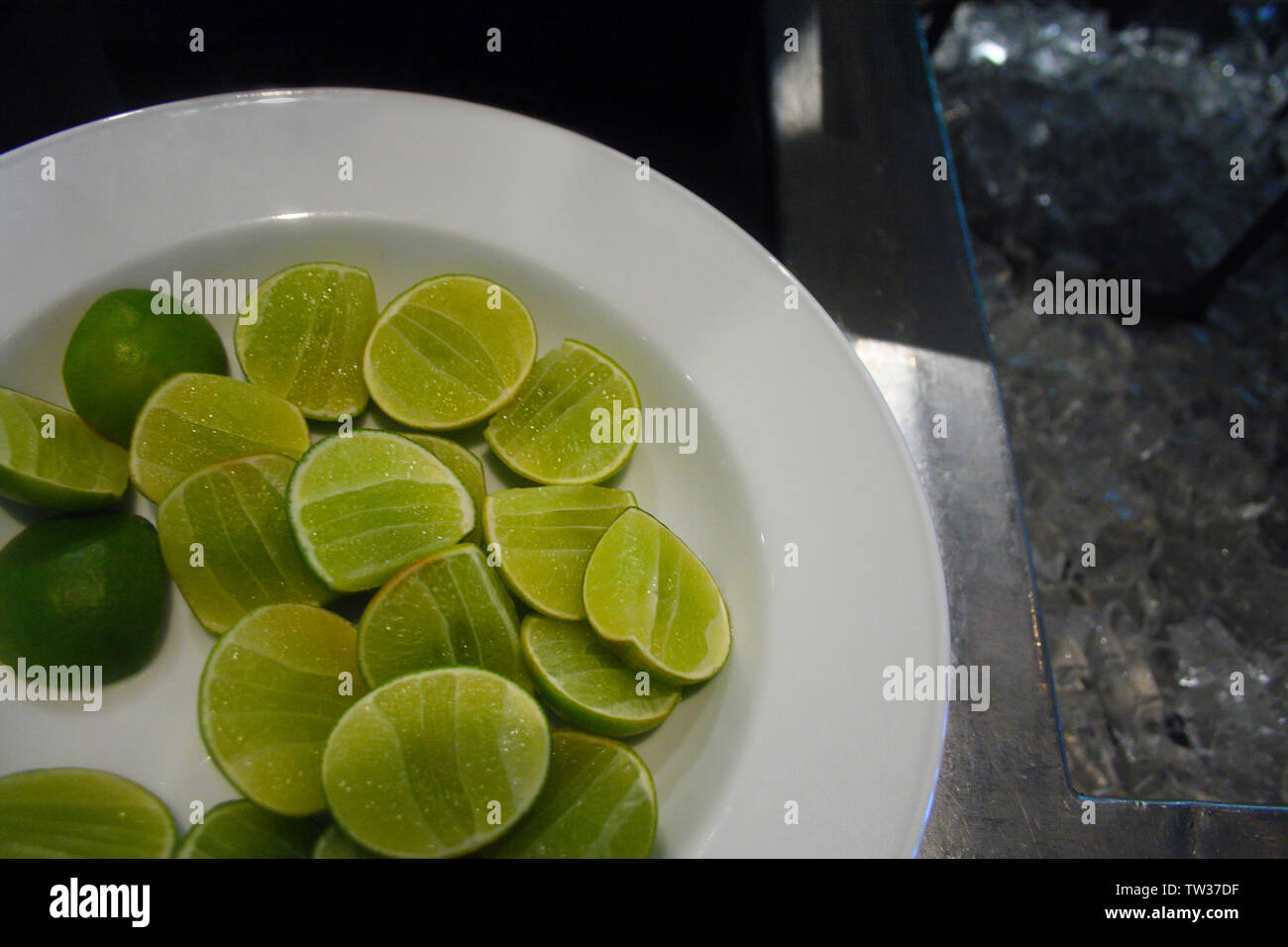 Lemons slice hi-res stock photography and images - Alamy
