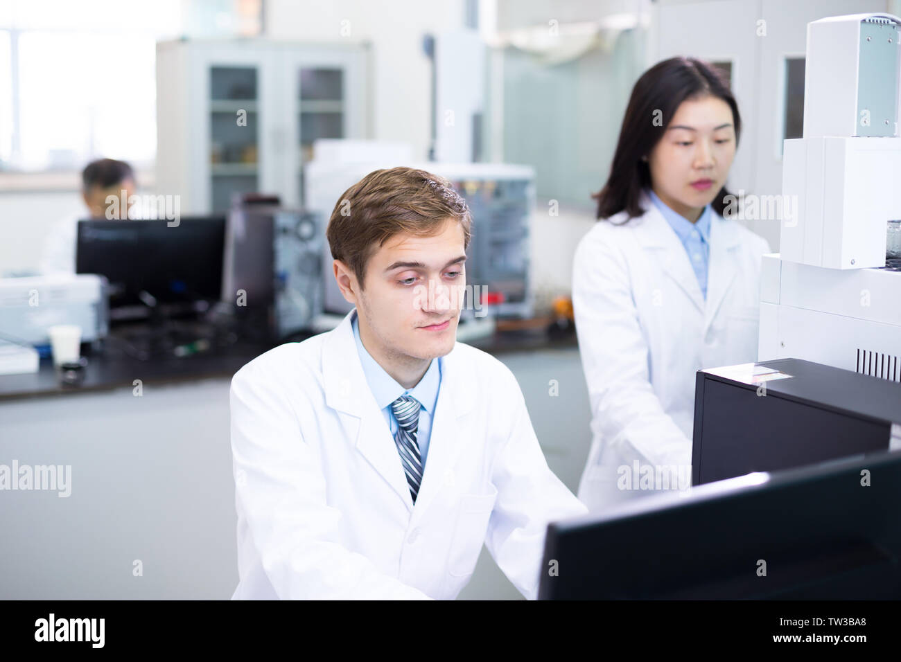 people analysis experimental data in computer in lab Stock Photo - Alamy