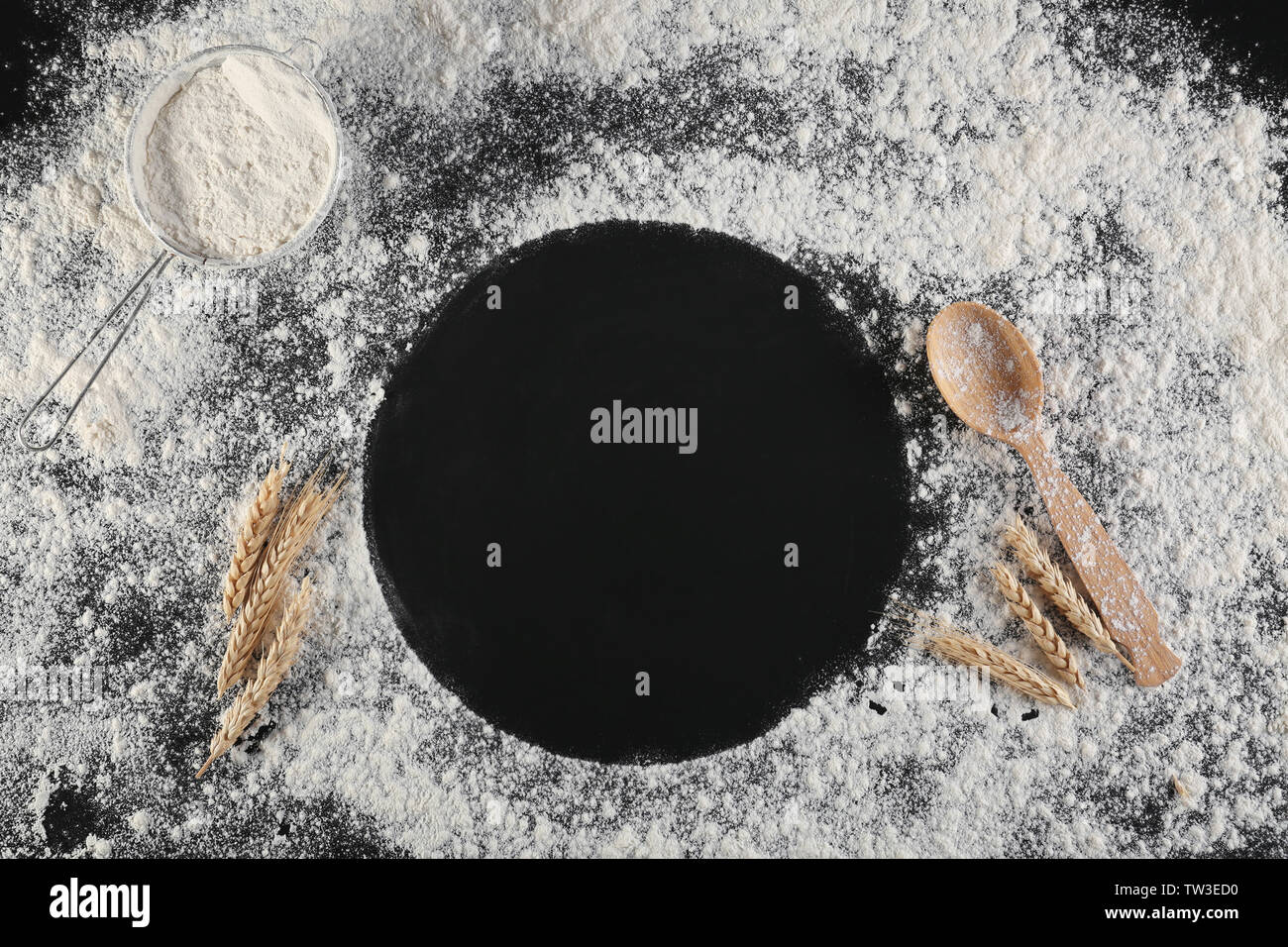 Round frame with scattered flour on dark background Stock Photo - Alamy