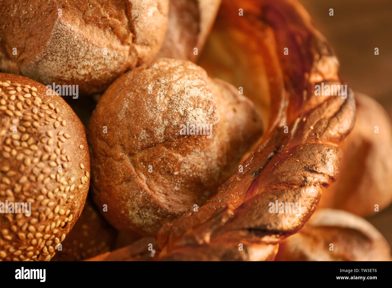 Braided bread basket with delicious buns, closeup Stock Photo - Alamy