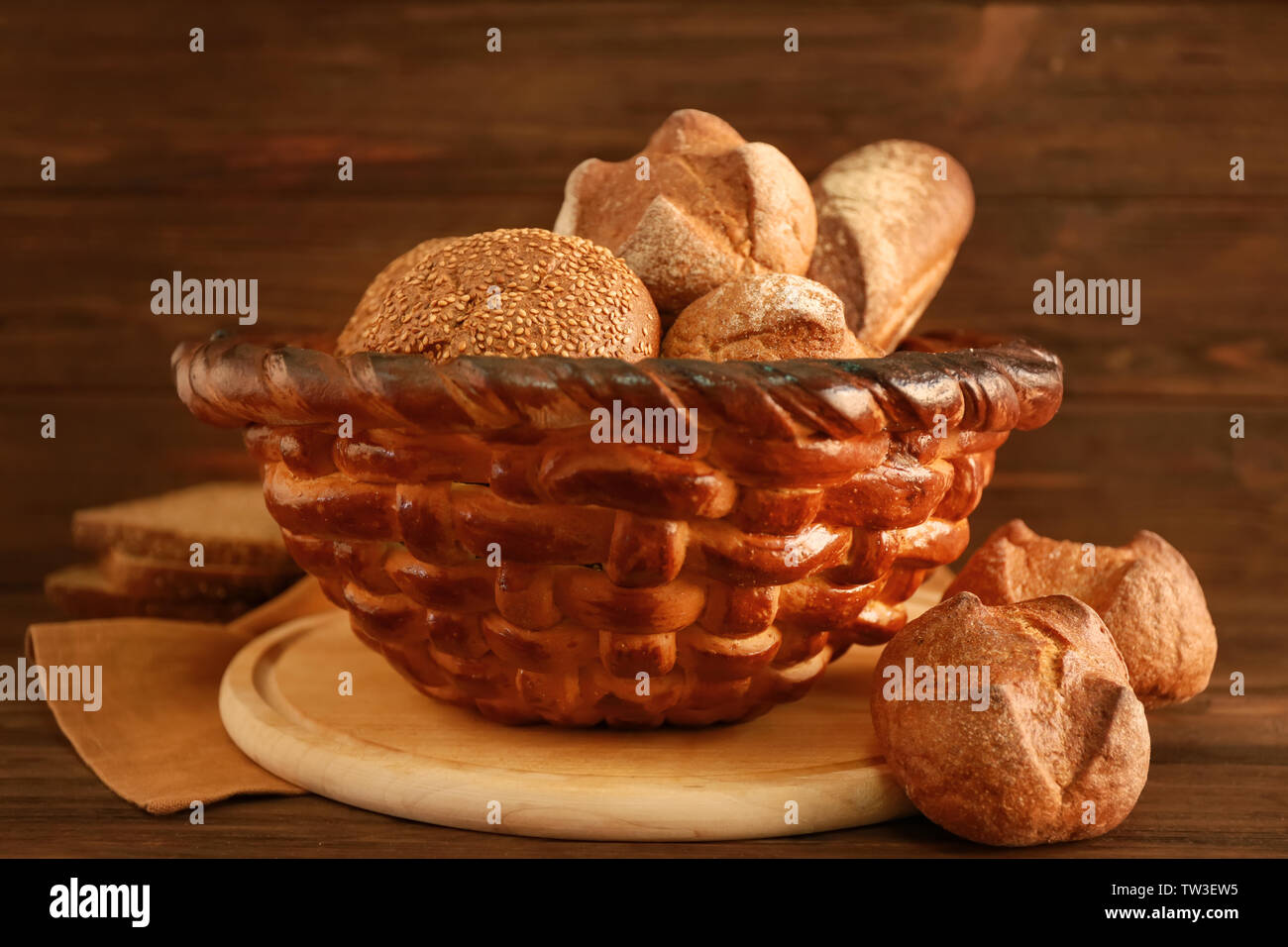 Loaves of bread picnic basket hi-res stock photography and images - Alamy