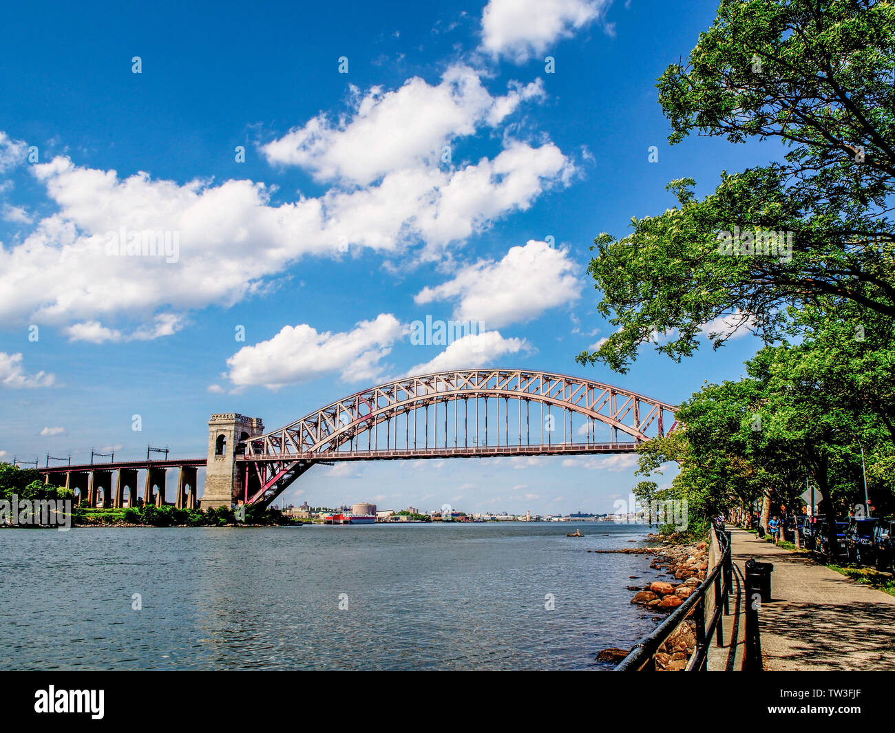 Hell gate bridge hi-res stock photography and images - Alamy