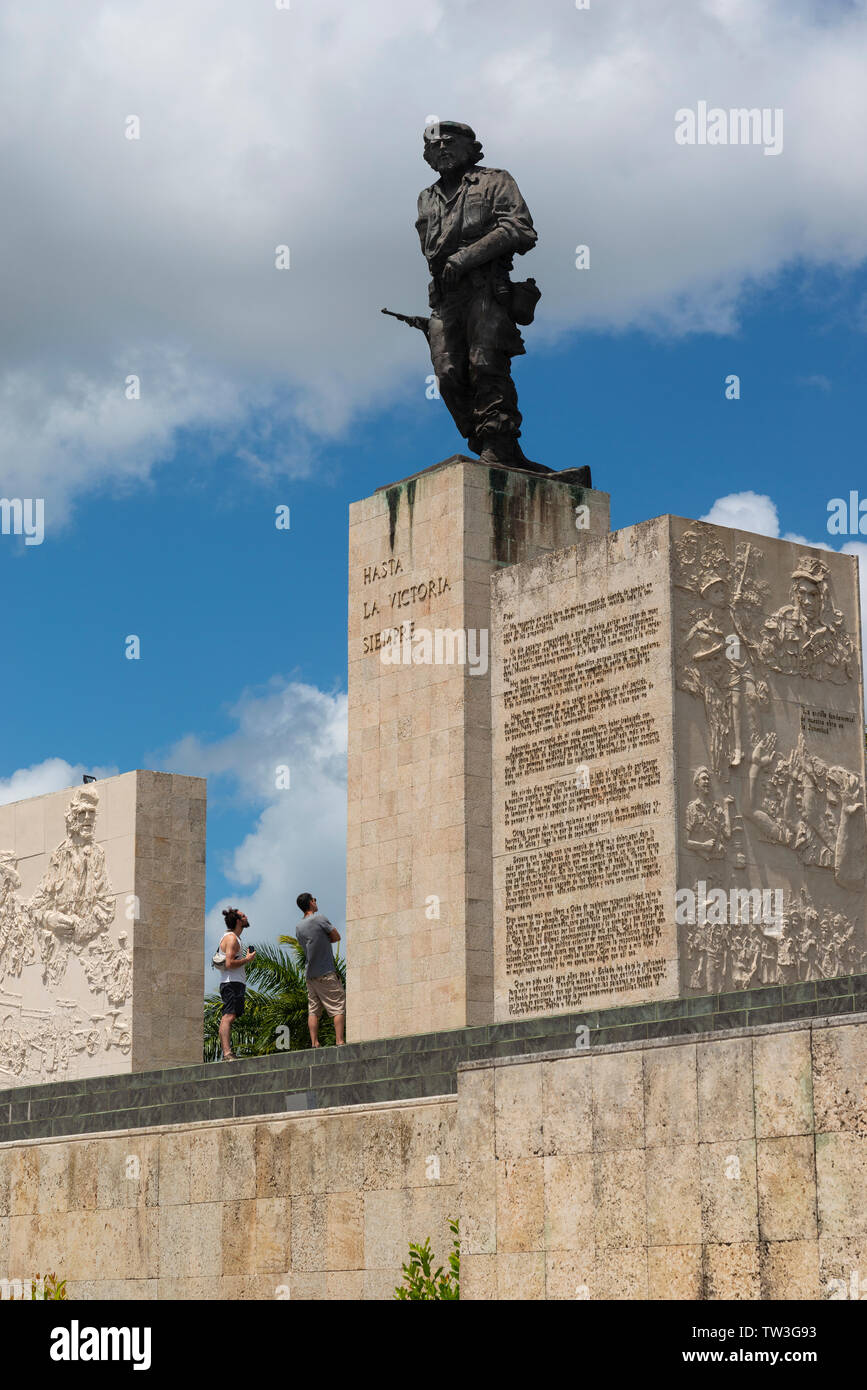 Bronze statue of Ernesto Che Guevara at his memorial at Santa Clara ...